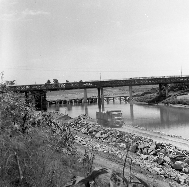 Belmore Bridge, Maitland, NSW, including stoning the river bank, 1963 ...