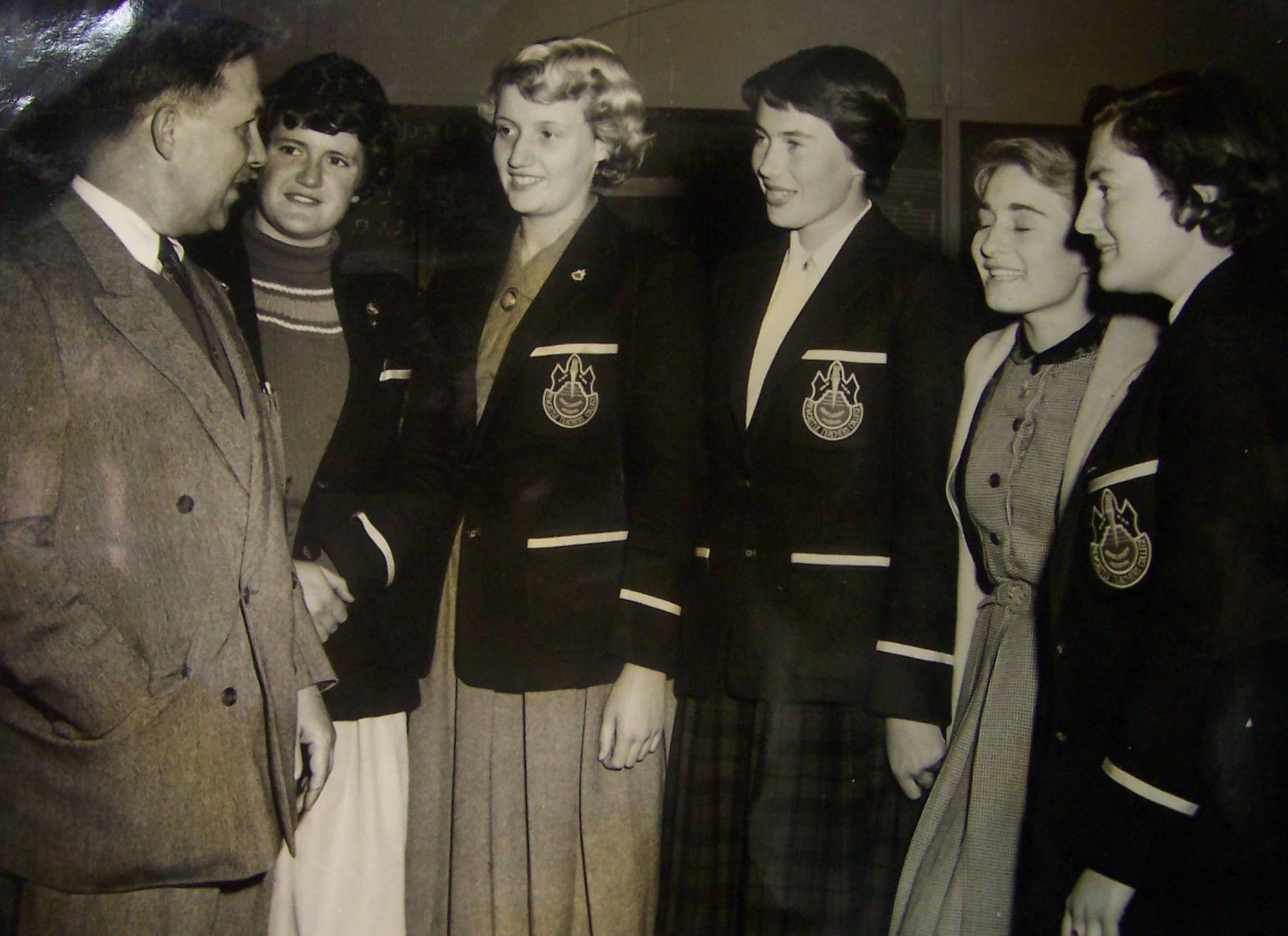 [Pam Green] (far right), Helen Layman (left) with unidentified students ...
