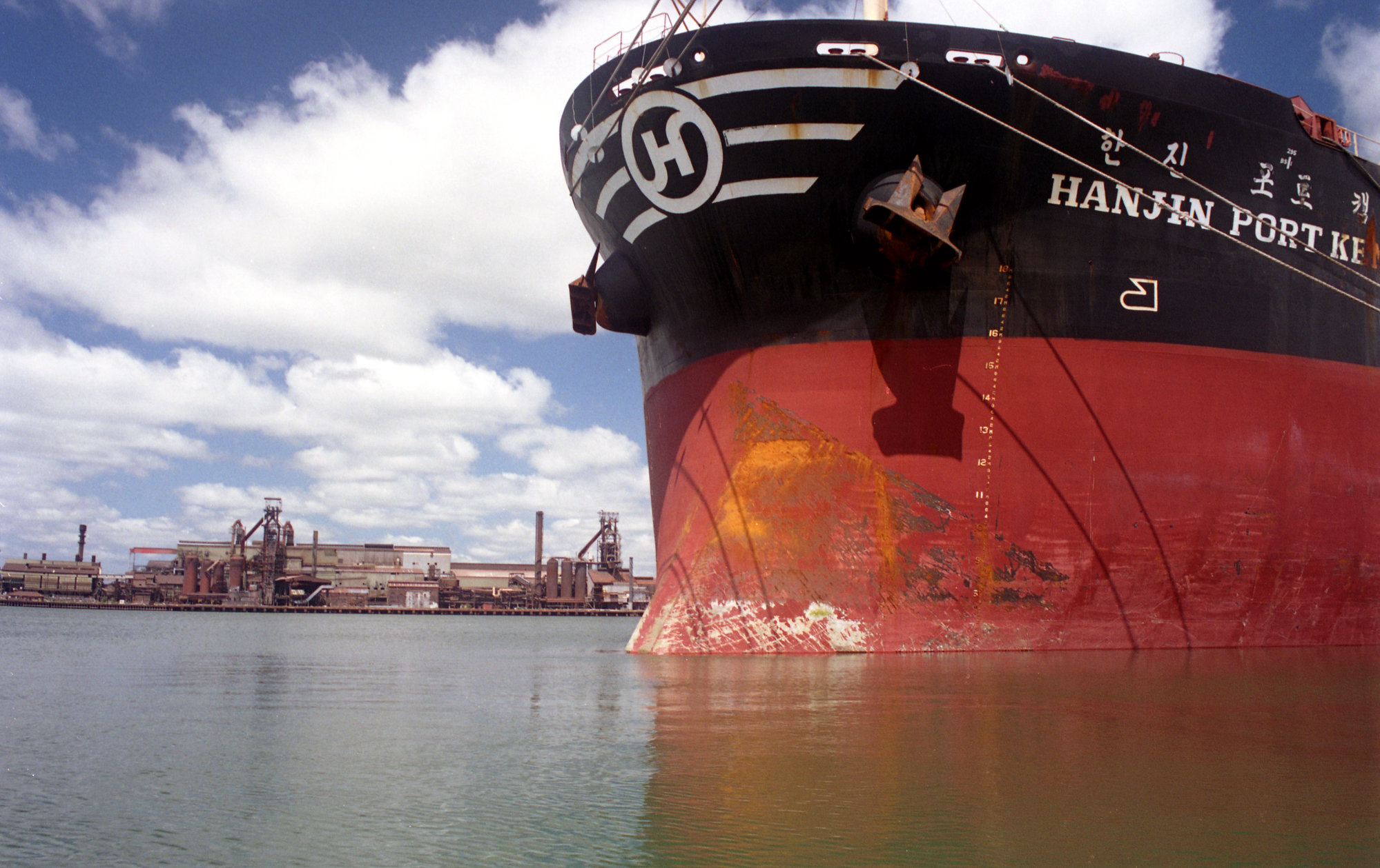'Hanjin Port Kembla', view from Hunter River with BHP Newcastle in ...
