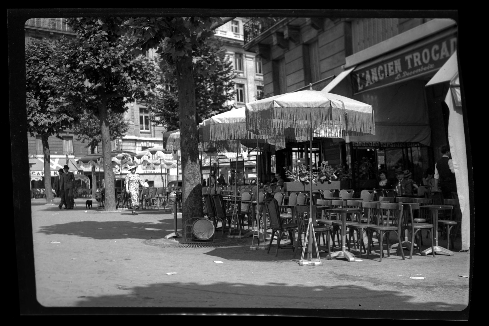Trocadero Cafe scene, Paris, France, [c.1935-1936] | Living Histories