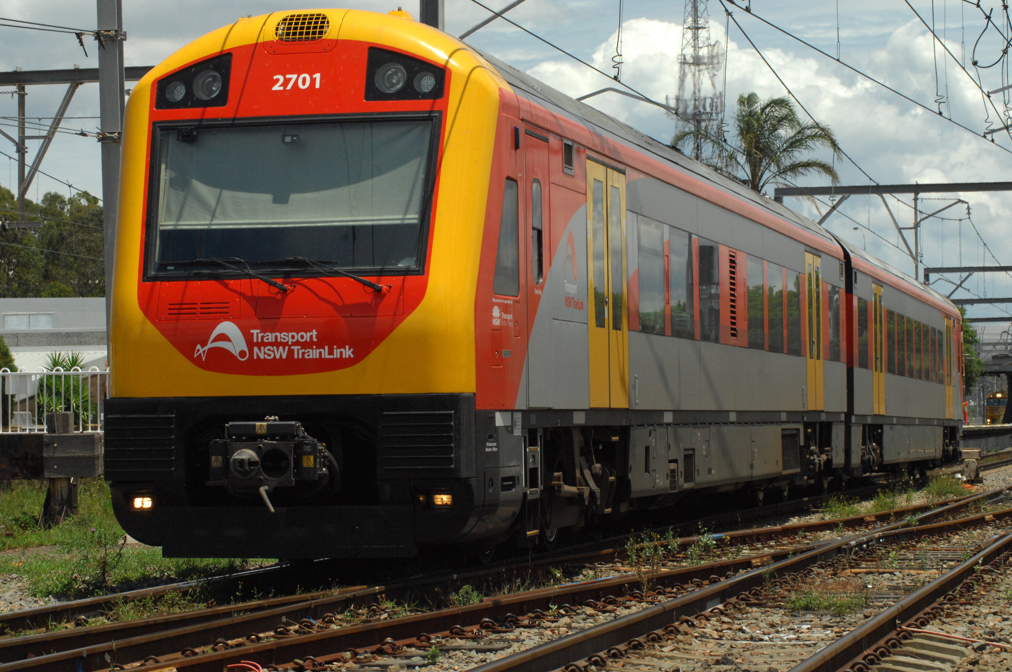 New South Wales TrainLink Hunter Railcar departing Broadmeadow for ...