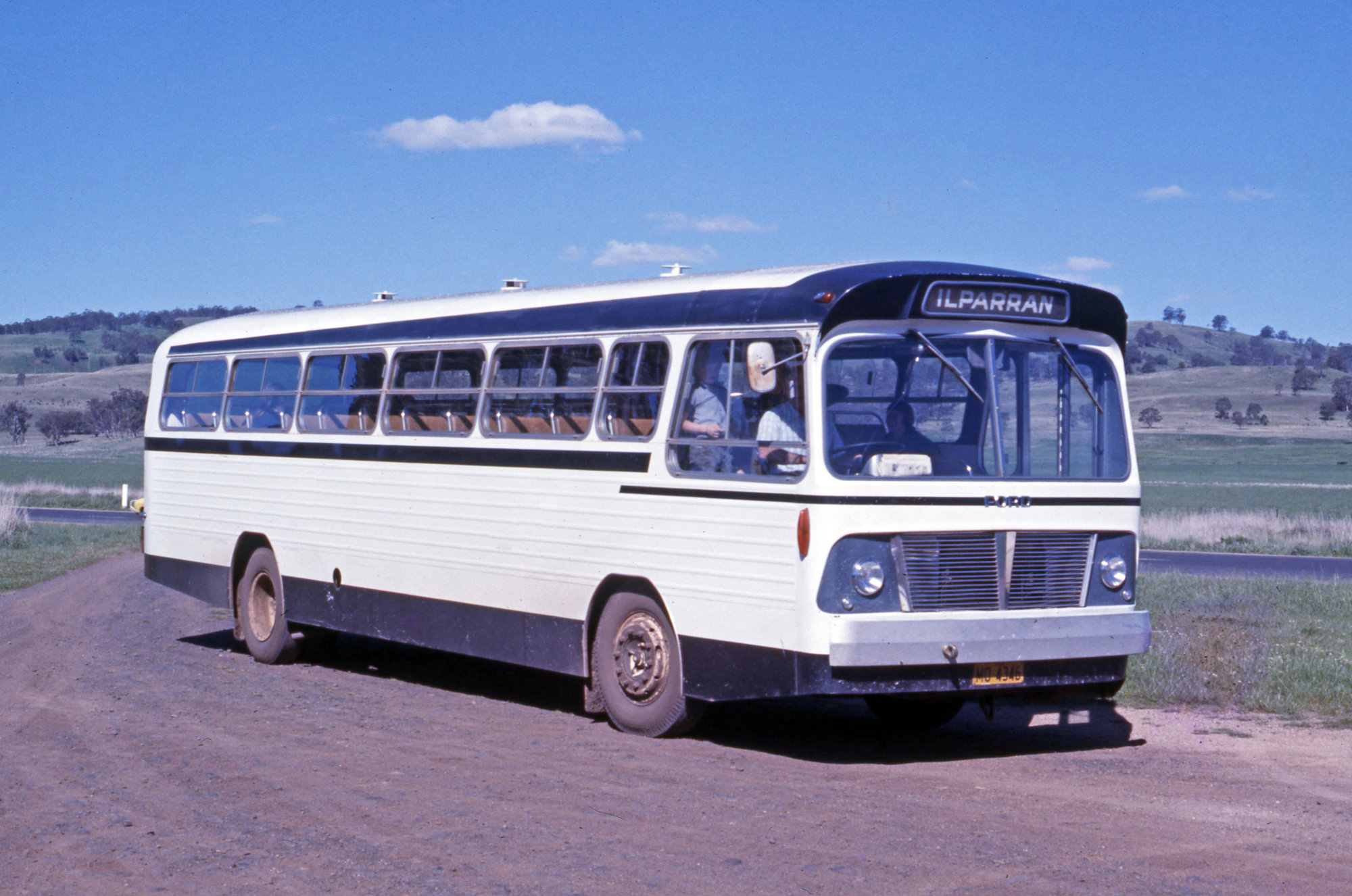 Unknown owner Ford School Bus MO-4346 between Glen Innes & Ilparran ...